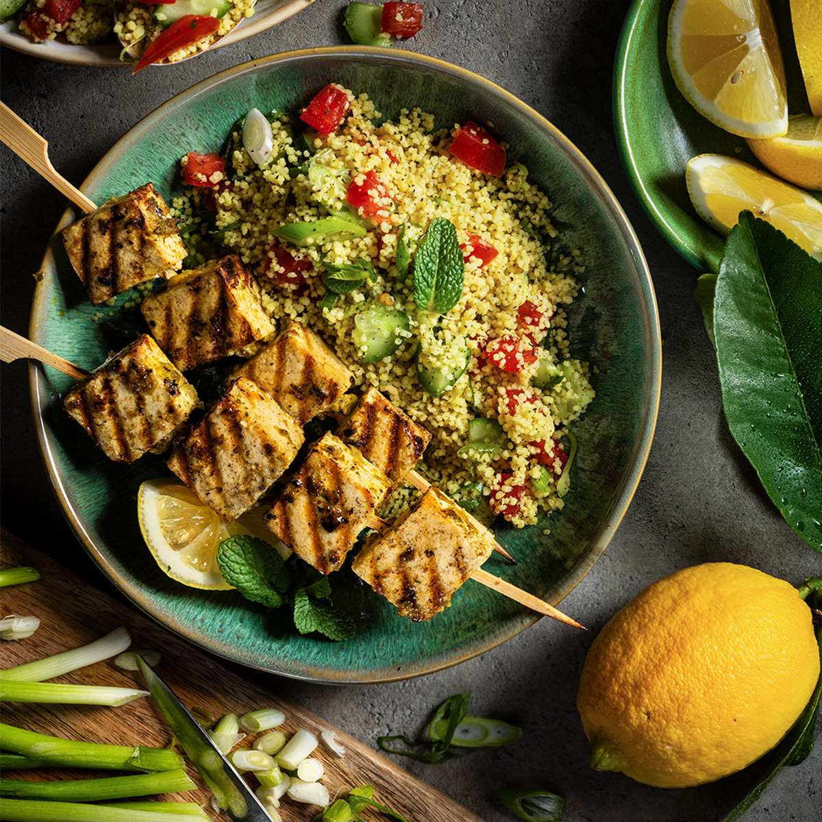 Harissa Tofu Spieße mit Zitronen Minz Taboulé